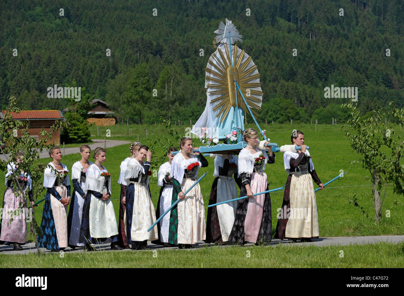 katholischen Prozession in Kostümen und typisch bayerische Kleidung in Wackersberg, Bayern ...