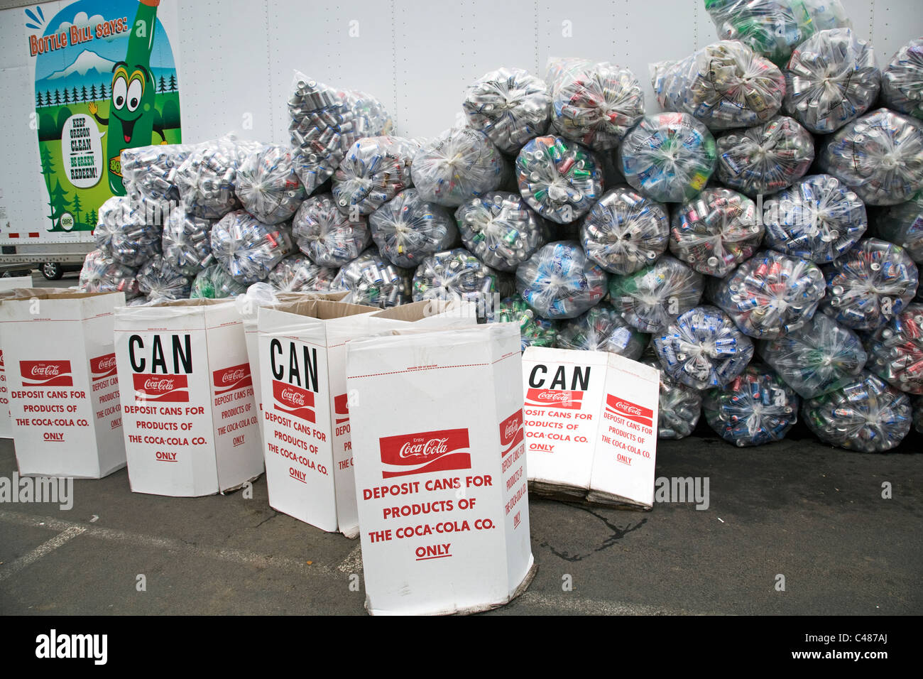 Aluminiumdosen recyceln recycling -Fotos und -Bildmaterial in hoher ...