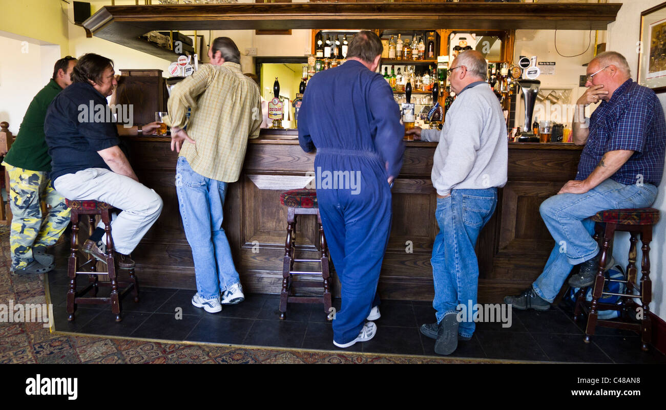 Gruppe der mittleren Alter Männer stehen an der Bar einer ...
