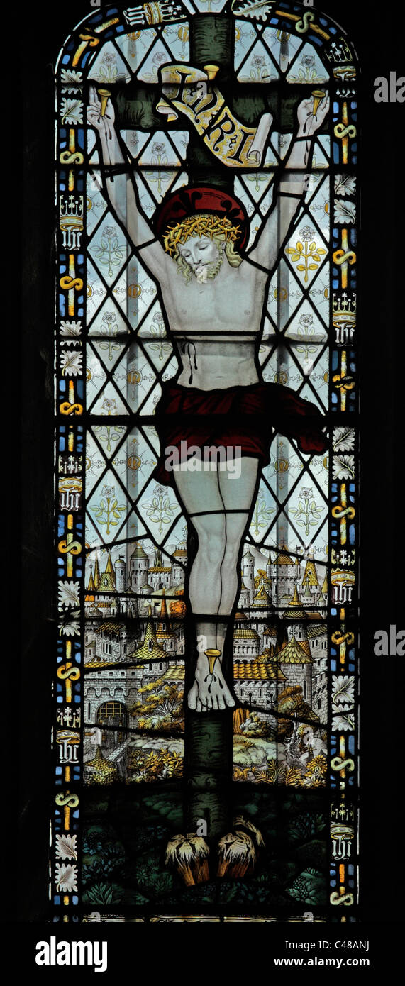 Ein Glasfenster mit der Darstellung der Kreuzigung, Kirche von St ...
