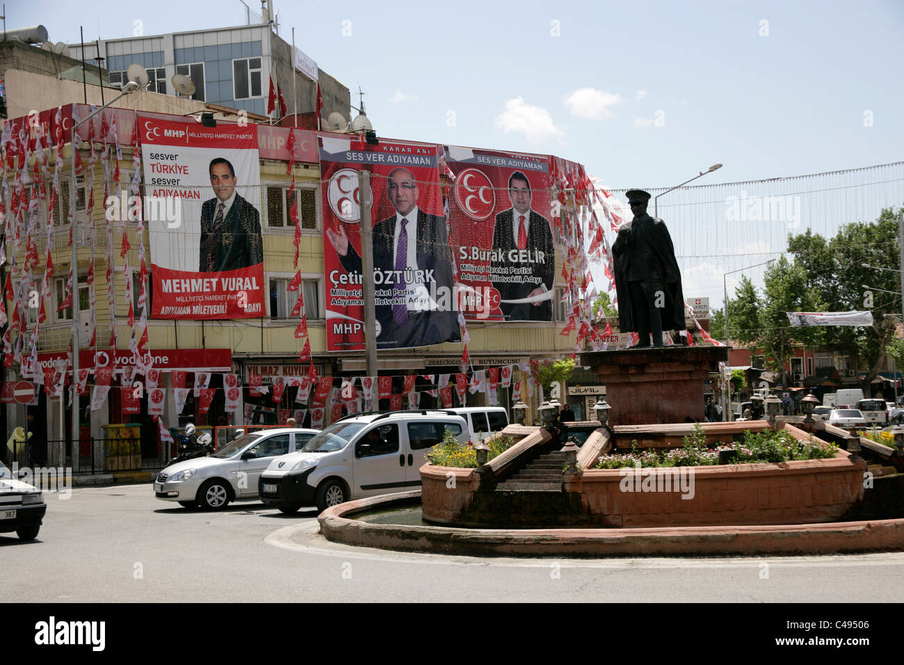 Adiyaman: Wahlplakate für die MHP-Partei und eine Statue von Atatürk ...
