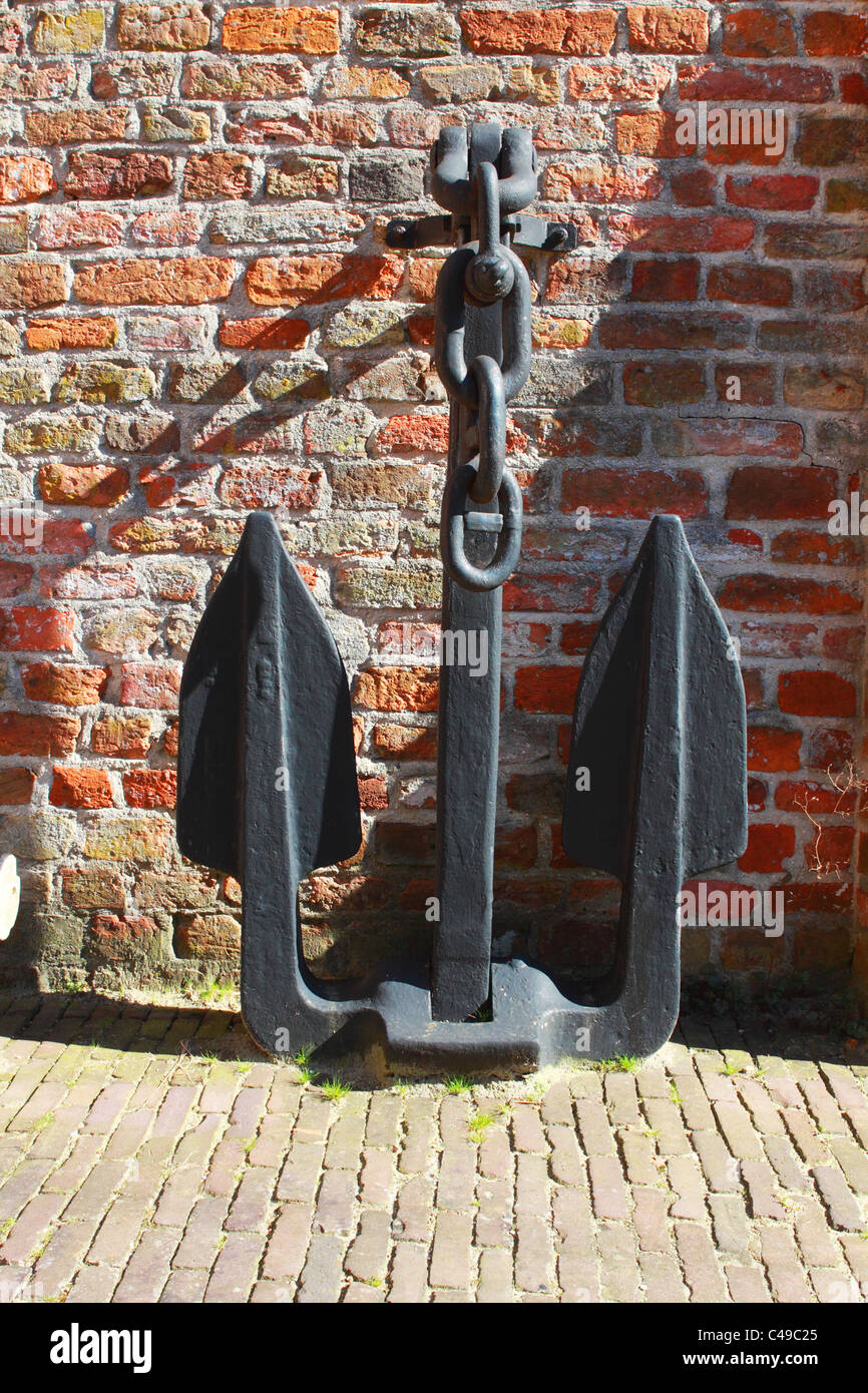 Rote schiffsmauer mit anker -Fotos und -Bildmaterial in hoher Auflösung ...