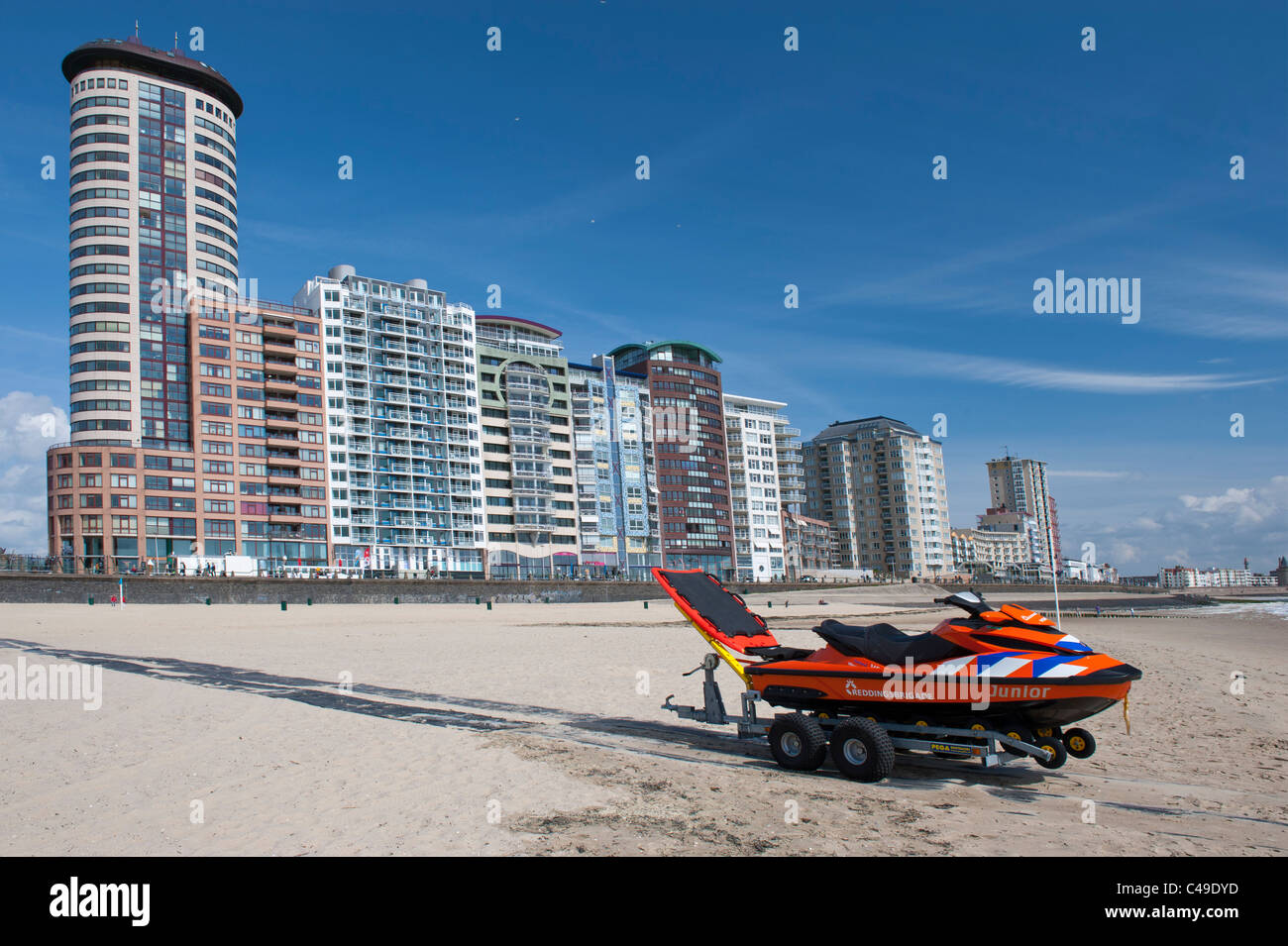 Jet-Ski des Wasser-Rettungsdienstes auf dem Strand von Vissingen ...