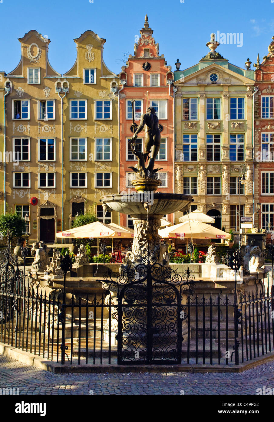 Brunnen und historischen Häuser in Długi Targ, Danzig, Polen ...