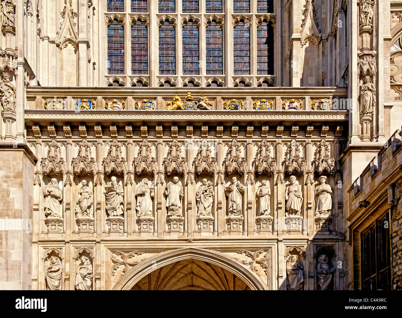 Vor der Westminster Abbey; Fassade der Abtei von Westminster, London ...
