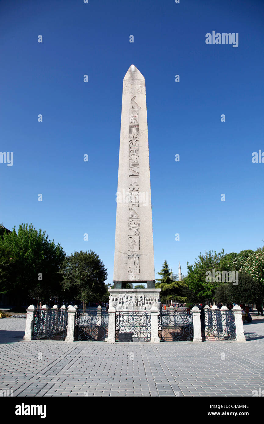 Ägyptischer Obelisk mit Hieroglyphen auf dem Hippodrom der blauen ...