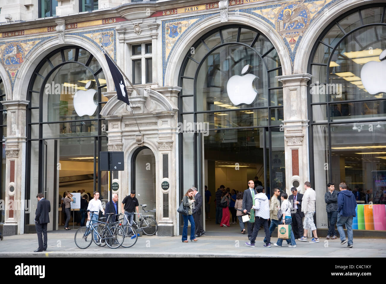 Im apple store am regent st -Fotos und -Bildmaterial in hoher Auflösung ...