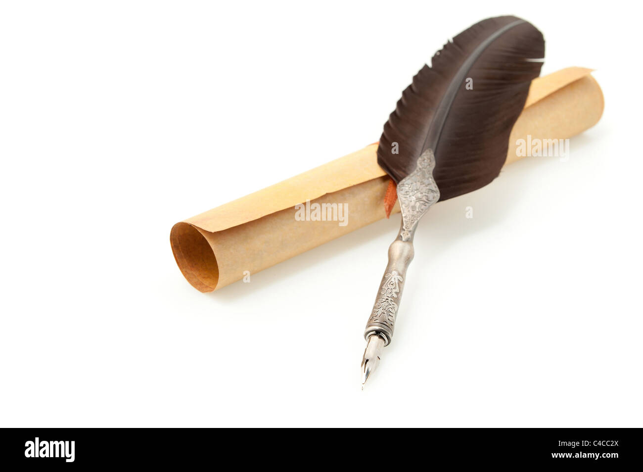 Feder Feder und Pergament Rollen. Isoliert auf weiss Stockfotografie ...