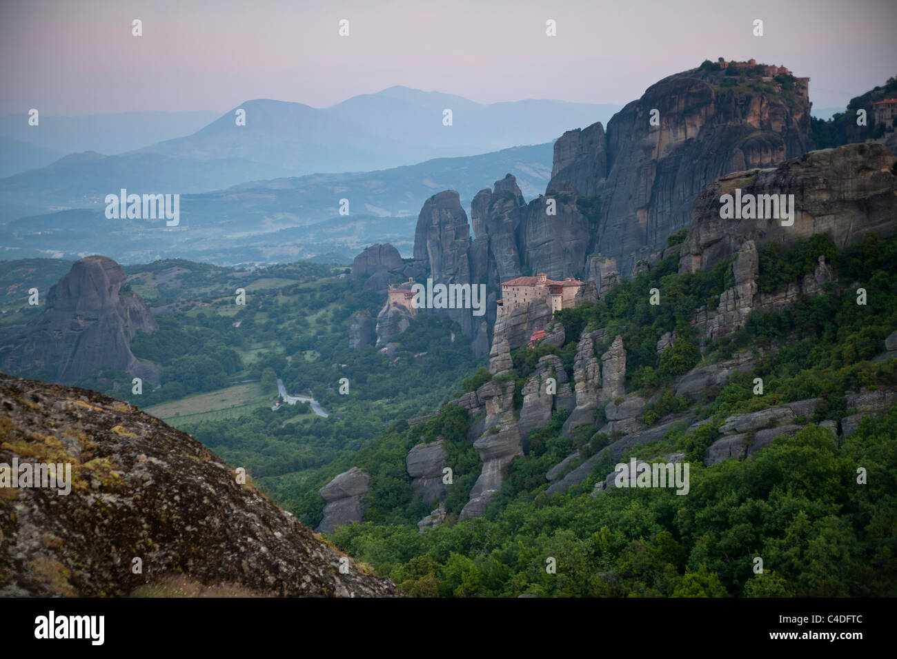 Meteora unesco weltkulturerbe -Fotos und -Bildmaterial in hoher ...