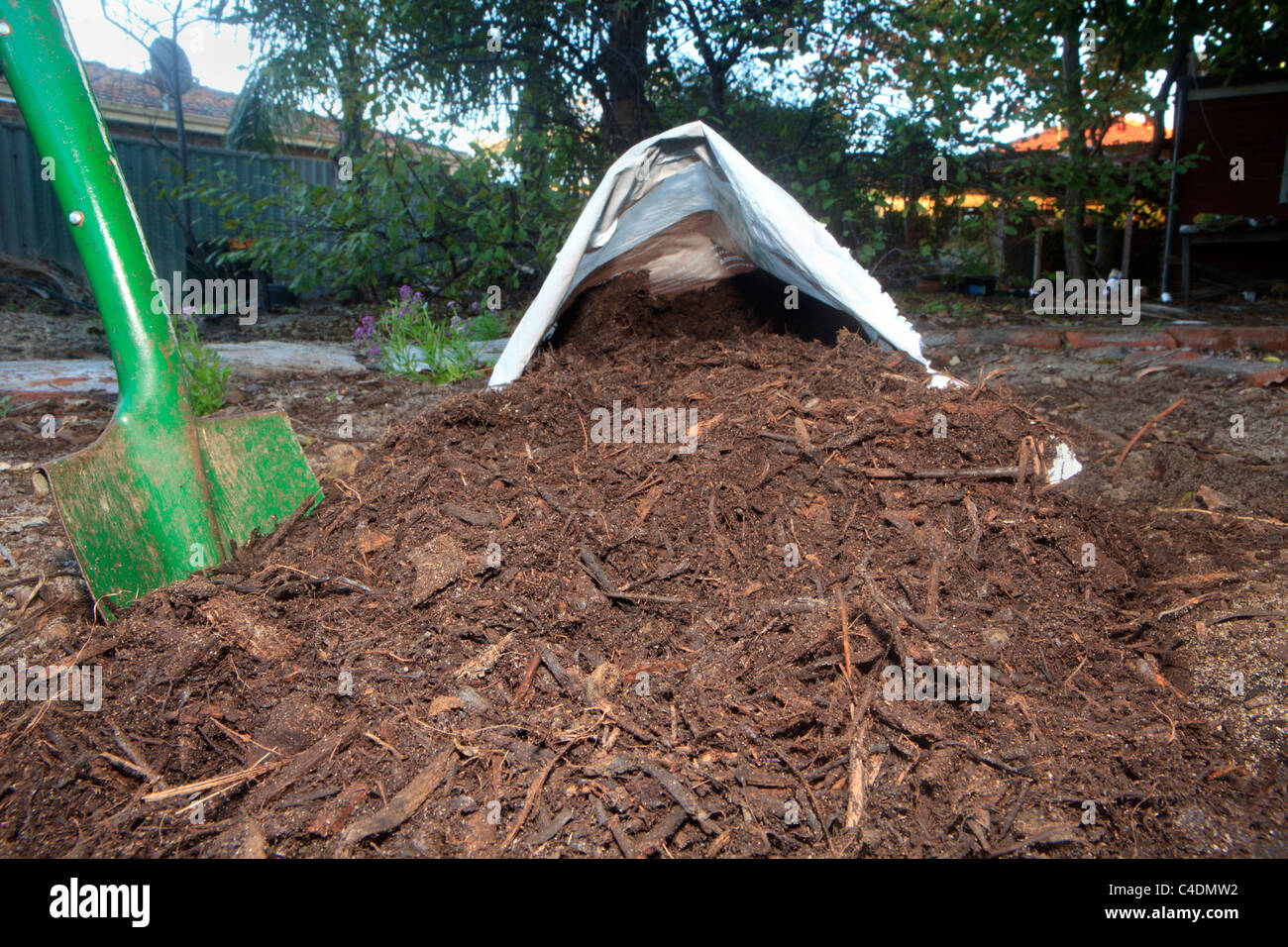 Bio Mulch aus zerkleinerten Rinde und Holz gefertigt aus einem Beutel ...