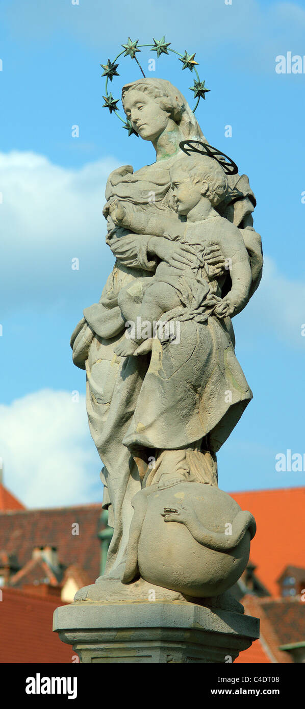 Jungfrau maria mit kind statue -Fotos und -Bildmaterial in hoher Auflösung – Alamy