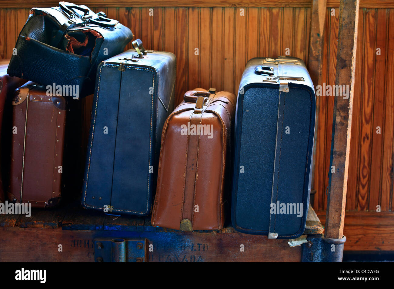 Alte vintage koffer -Fotos und -Bildmaterial in hoher Auflösung - Seite ...