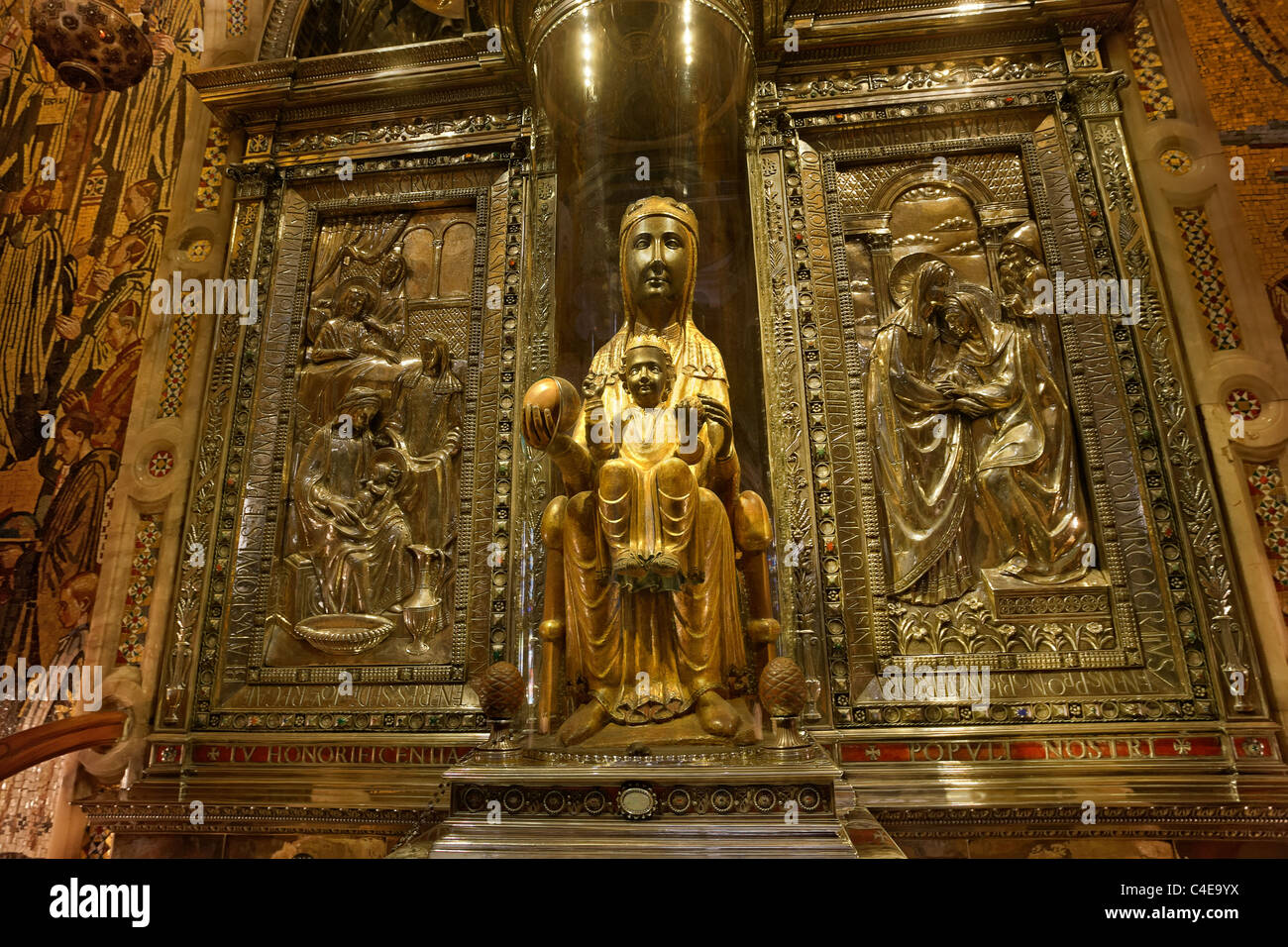 Statue der schwarzen madonna -Fotos und -Bildmaterial in hoher Auflösung – Alamy