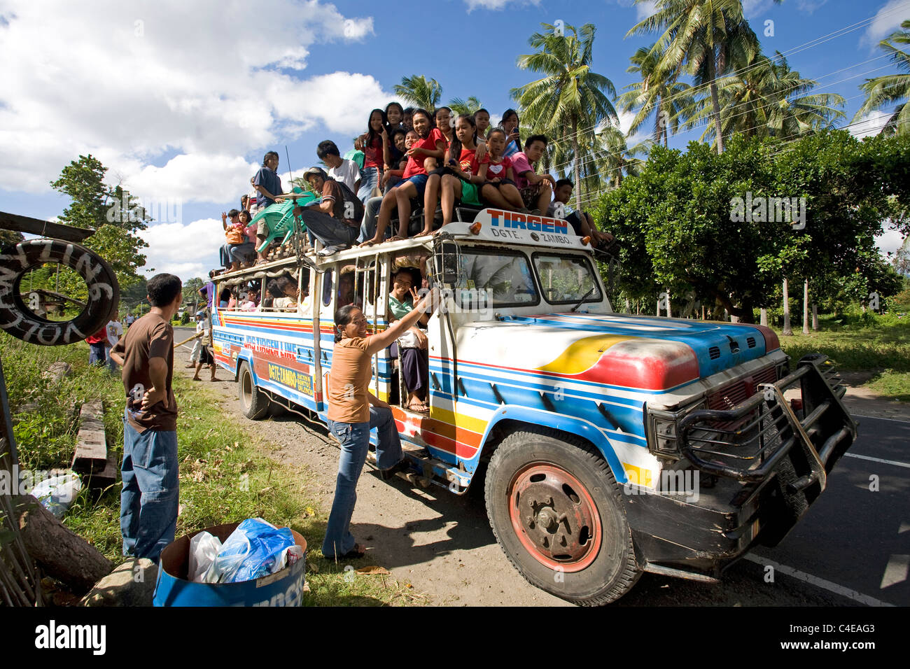 Voll belegter Bus auf Negros Island, Visayas, Philippinen, Asien ...