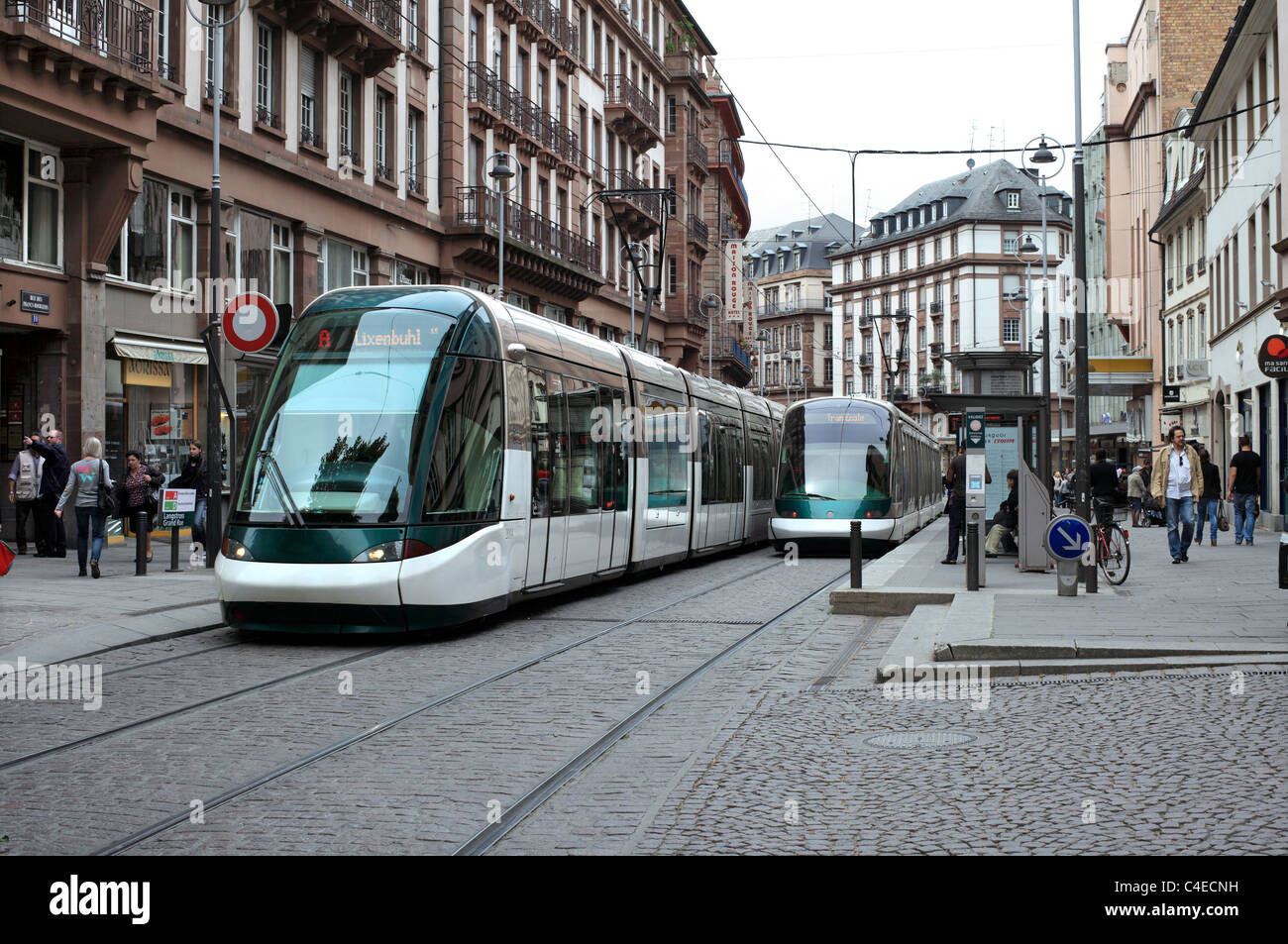 Moderne Straßenbahnen auf einer Straßenbahn halten auf der Rue des ...