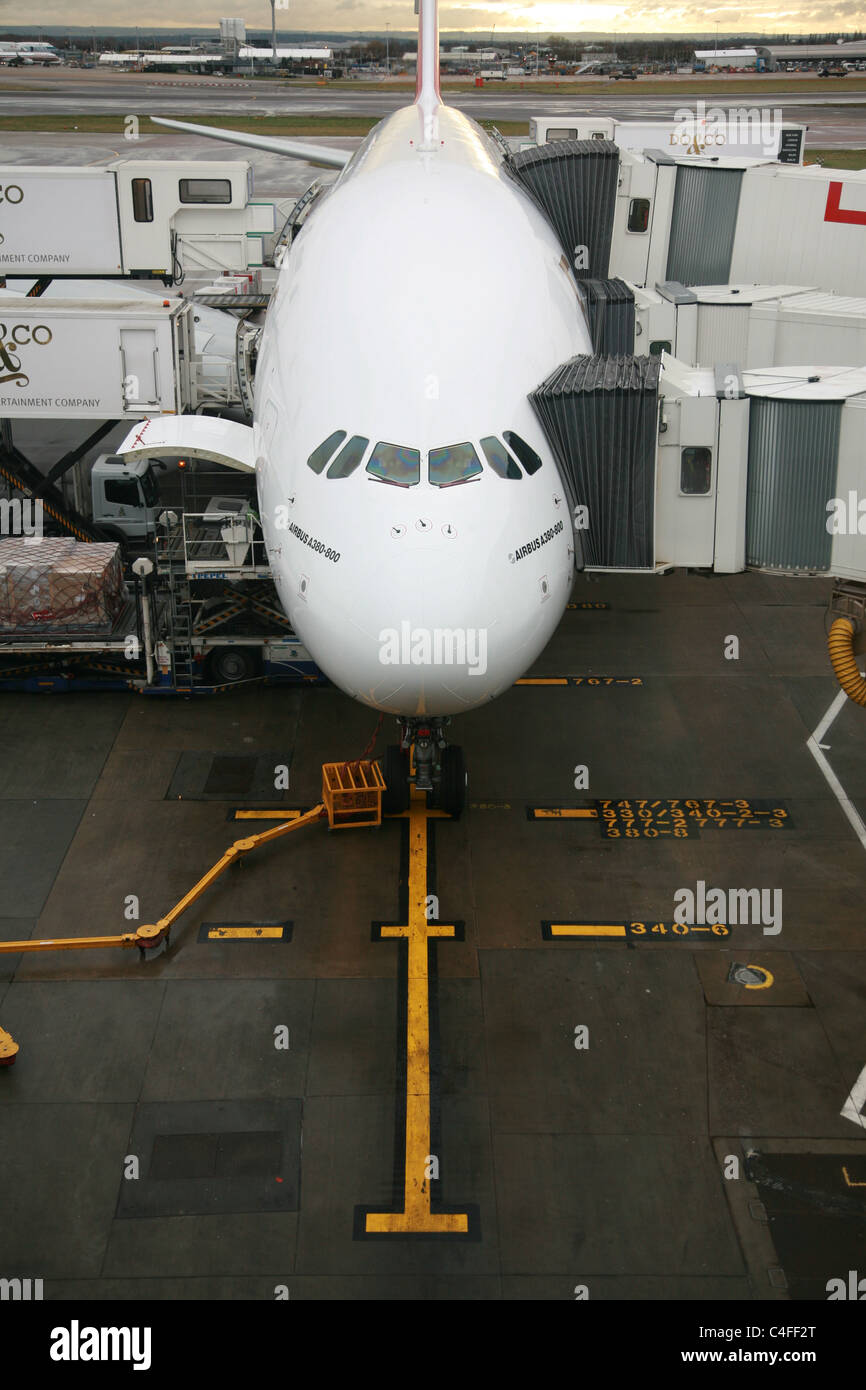 Emirates Airbus A380 Heathrow Flughafen Gate london Stockfotografie - Alamy