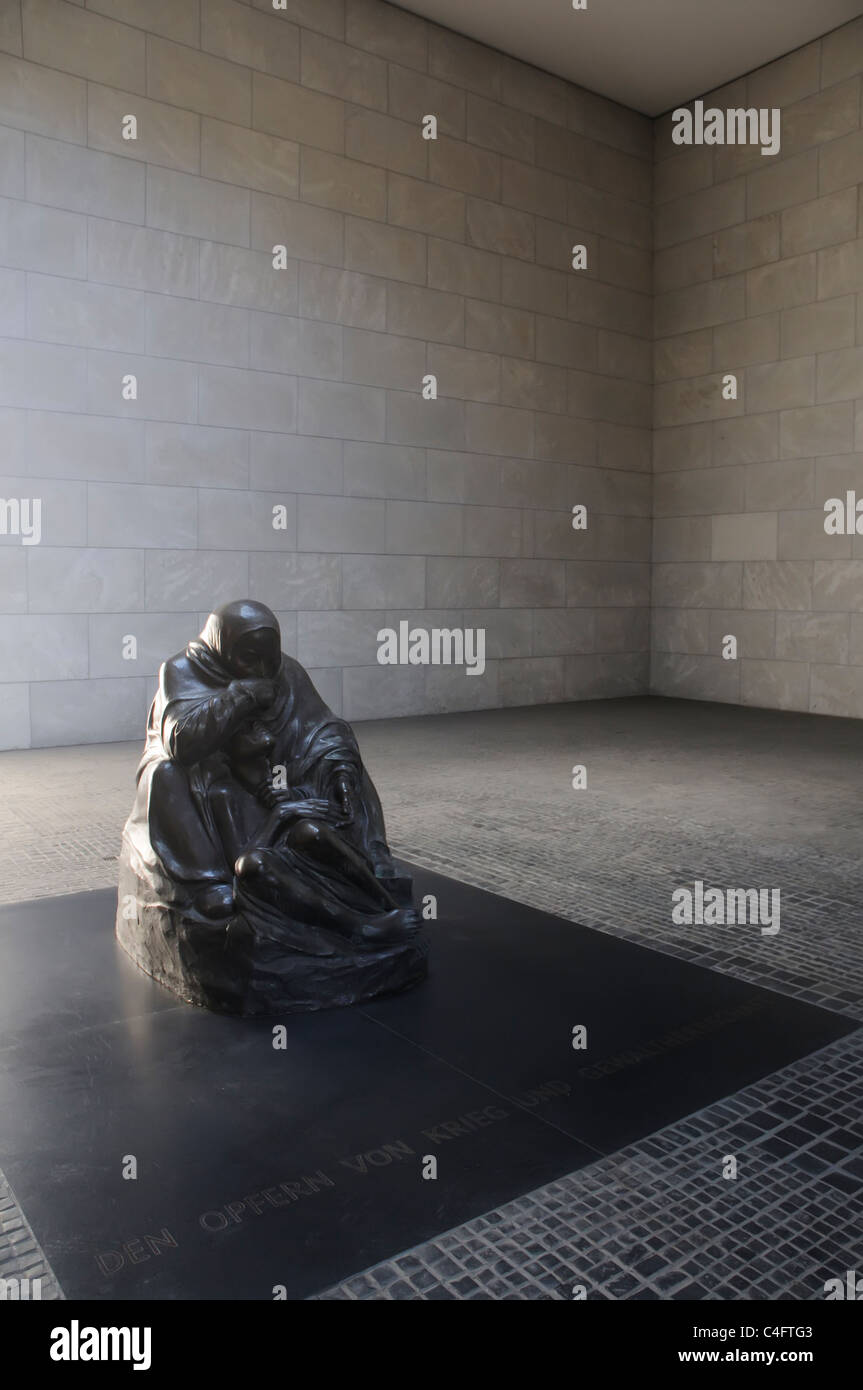 Statue mutter mit totem sohn -Fotos und -Bildmaterial in hoher Auflösung – Alamy