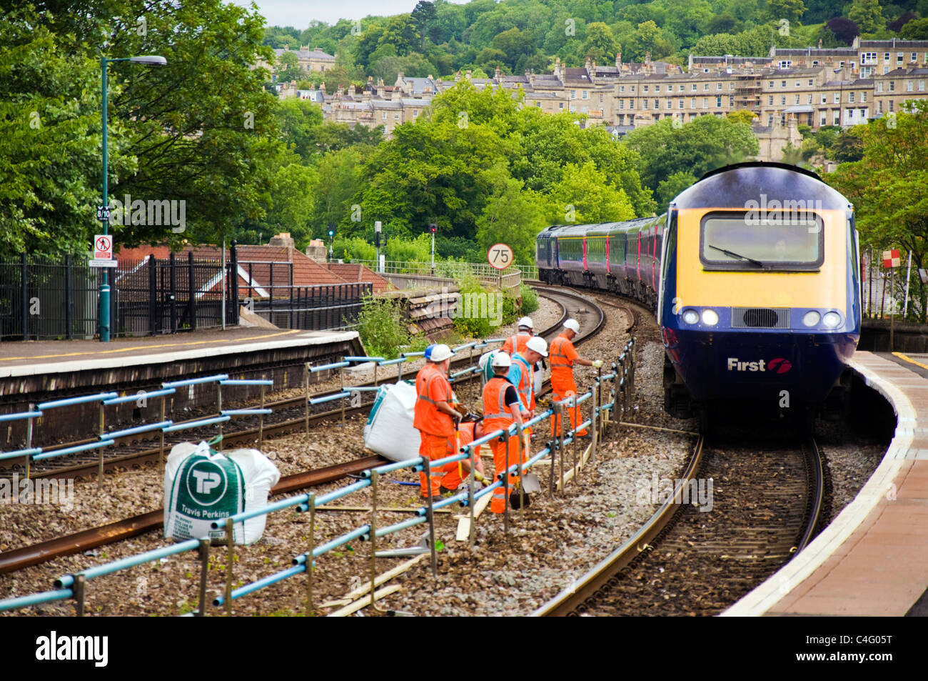 Railtrack Arbeitnehmer, die auf den Schienen am Bahnhof Bath Spa als ...