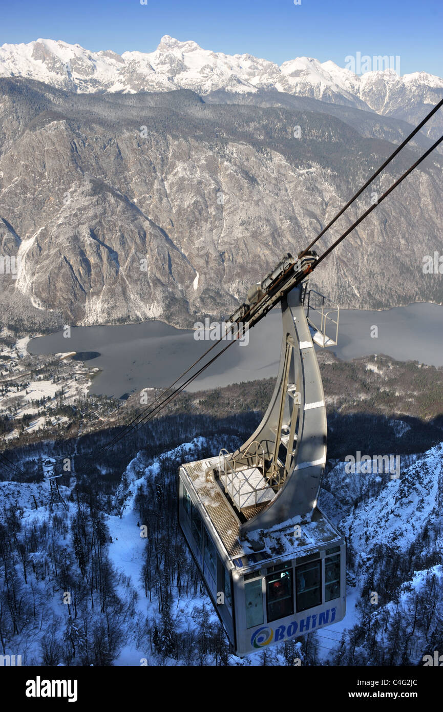Blick auf Berg Triglav und Bohinj-See mit der Gondelbahn Skizentrum ...