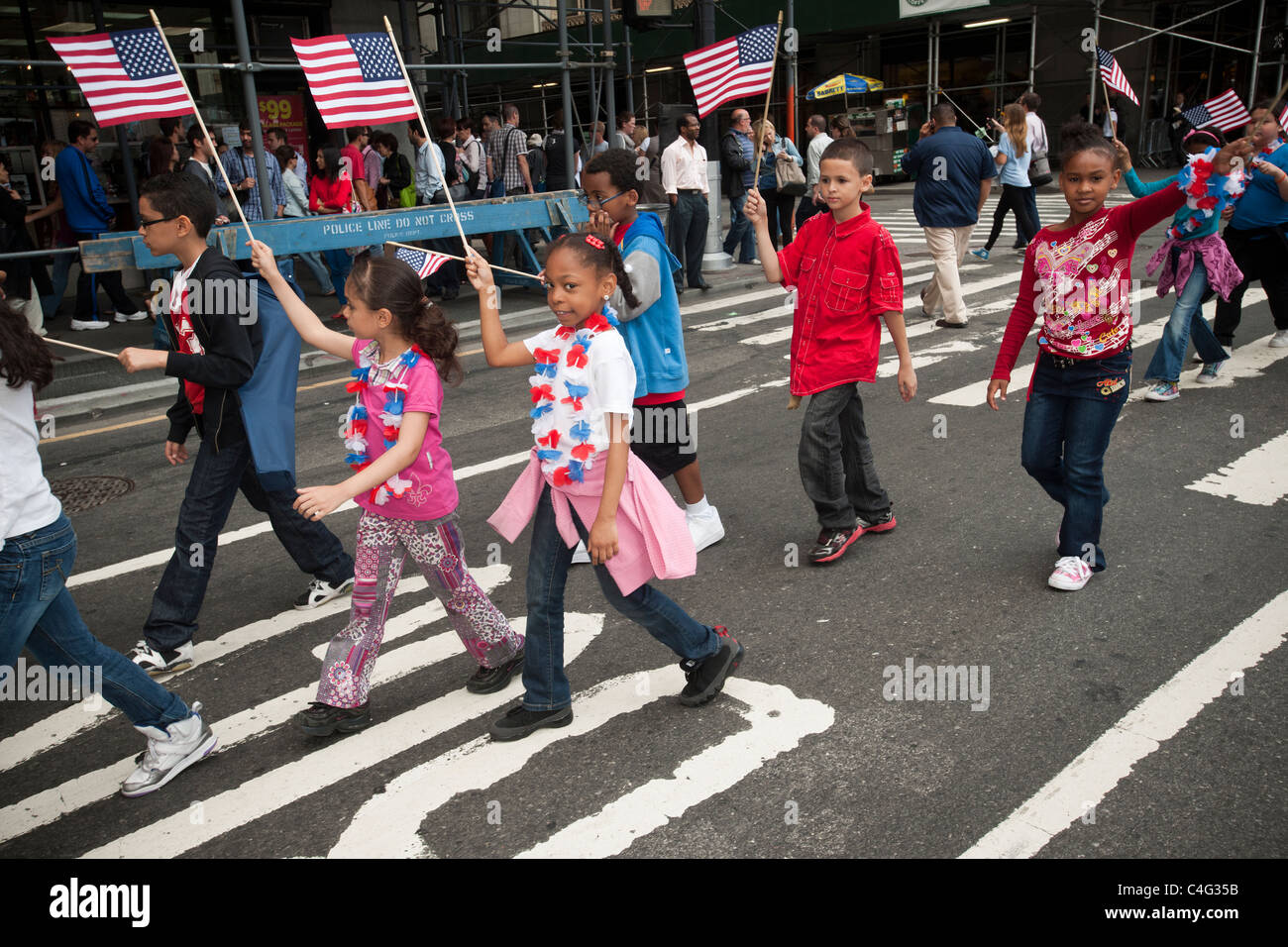 Studenten März in der jährlichen Flag Day Parade in New York New York ...