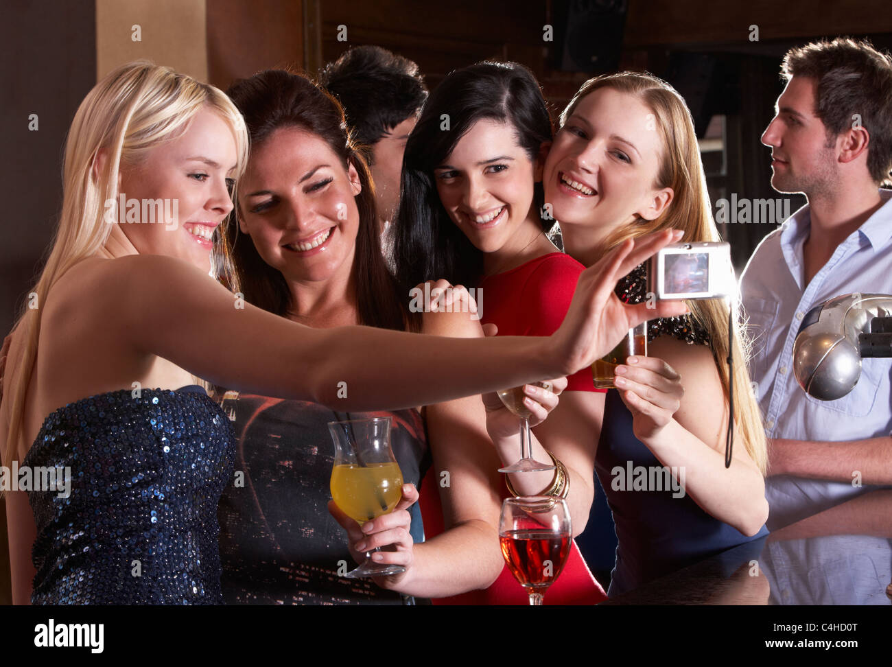 Junge Frauen trinken in Bar Stockfoto, Bild: 37262760 - Alamy