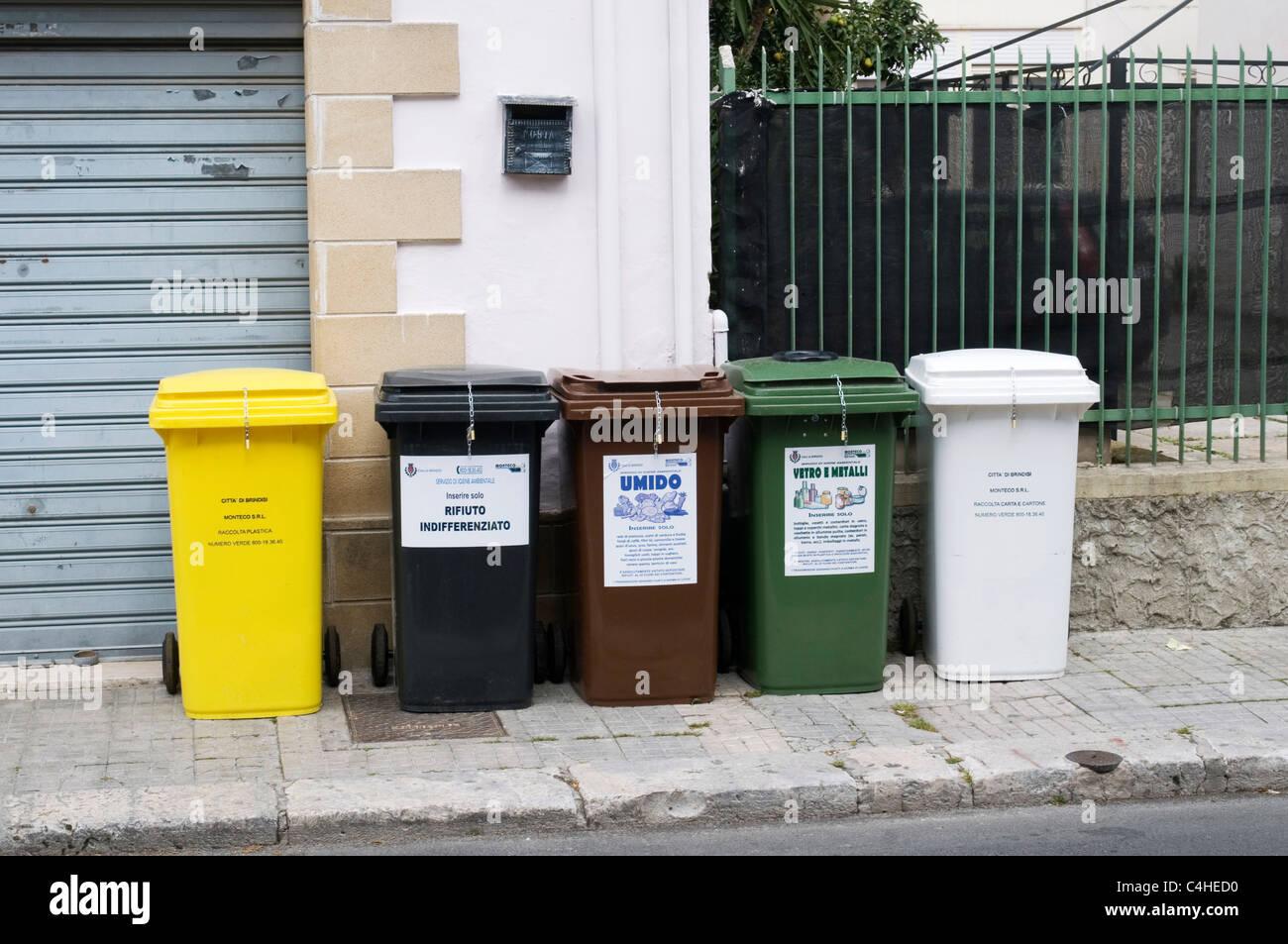Abfälle getrennt sortieren sortiert Müll getrennt Recycling bin ...