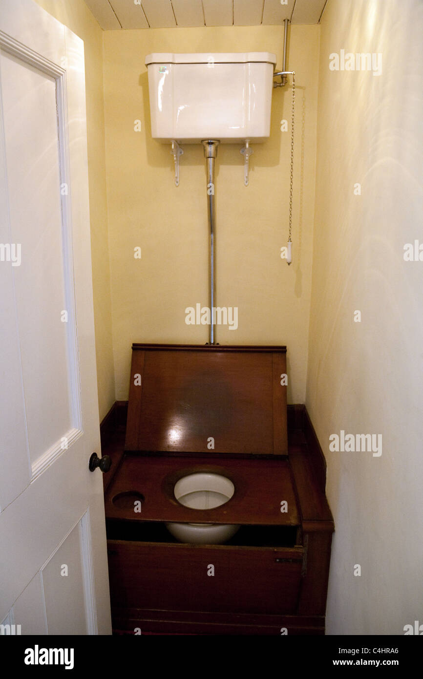 Old fashioned toilet -Fotos und -Bildmaterial in hoher Auflösung – Alamy