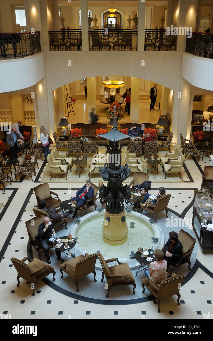 Berlin hotel adlon lobby -Fotos und -Bildmaterial in hoher Auflösung ...