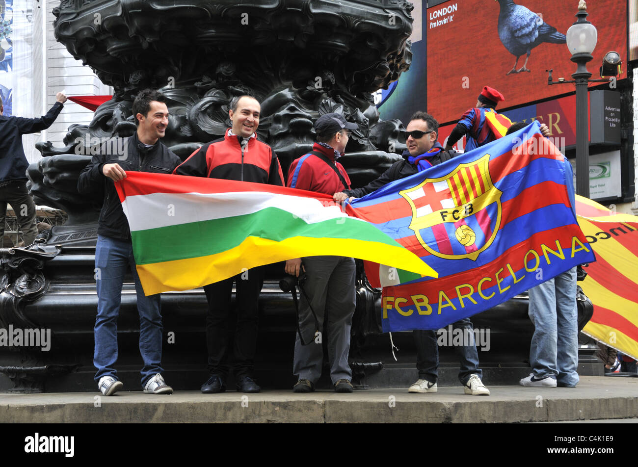 FC Barcelona Fußball-Fans am Piccadilly Circus, London, vor der ...