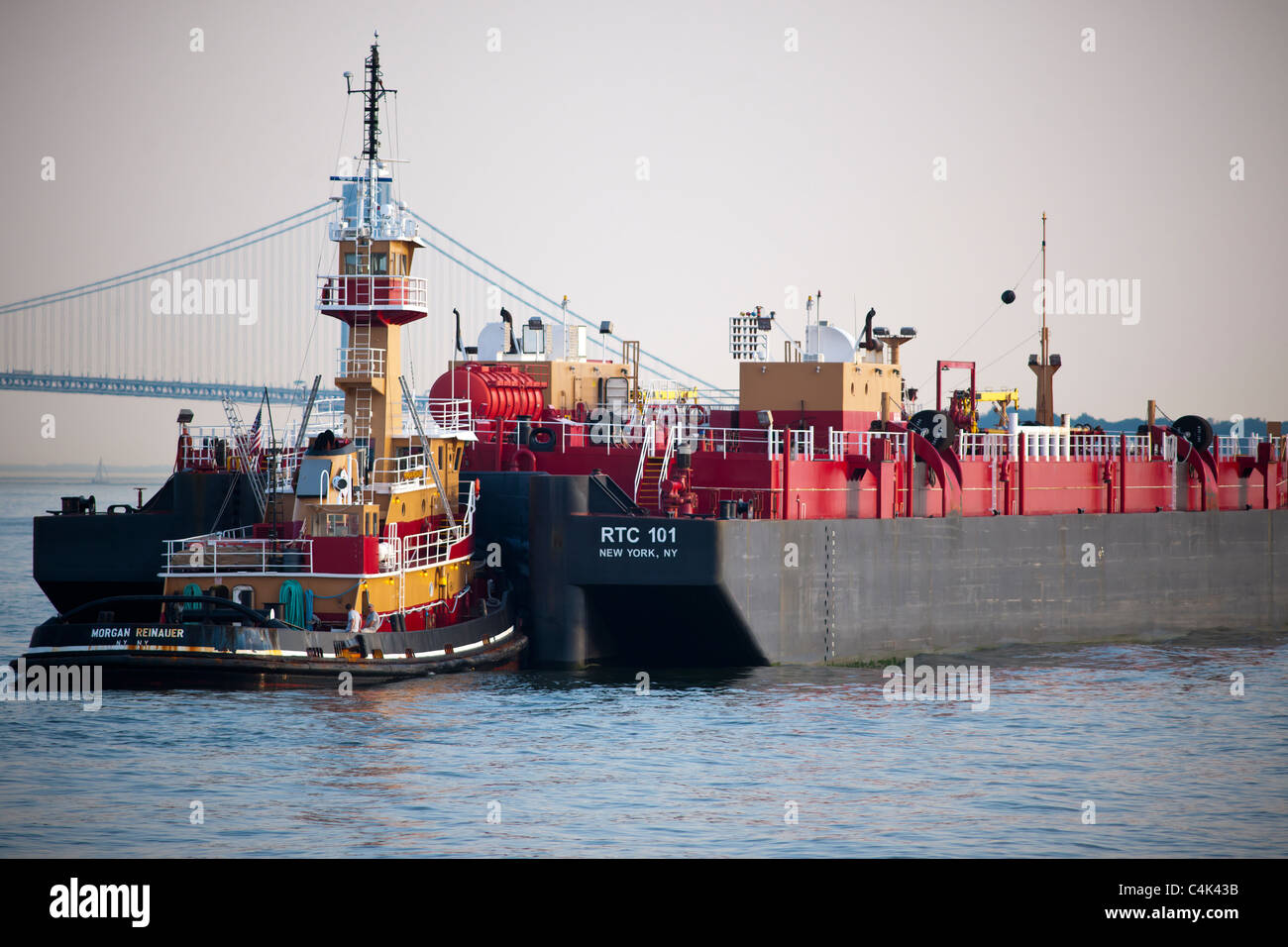 Der Morgan Reinauer Schlepper schiebt ein Heizöl-Schiff im Hafen von ...