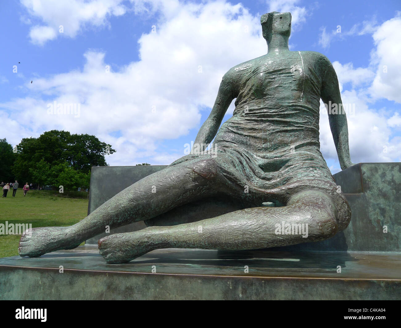 Die sitzende frau der henry moore skulptur Stockfotos und -bilder ...