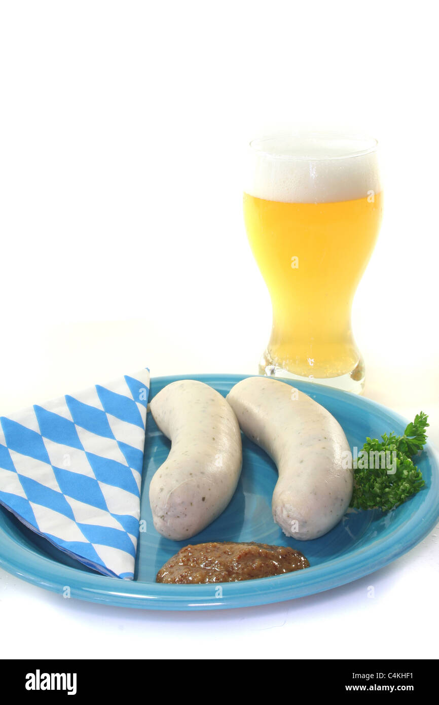 Weißwurst mit süßem Senf und Brezeln auf weißem Hintergrund ...