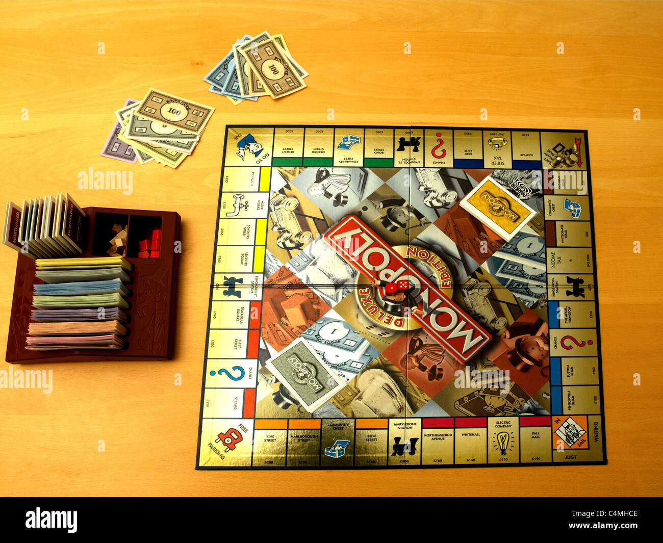 Monopoly game board -Fotos und -Bildmaterial in hoher Auflösung – Alamy