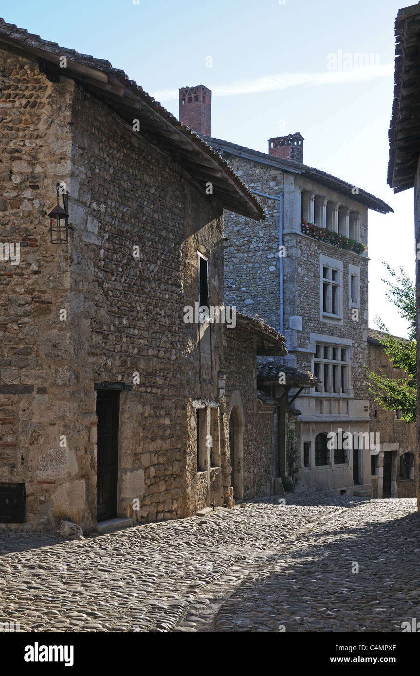 Typische Stein gebaut, auf dem Land und Haus mit gepflasterten Straße ...