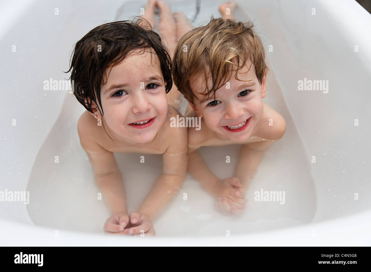 Children take bath -Fotos und -Bildmaterial in hoher Auflösung – Alamy