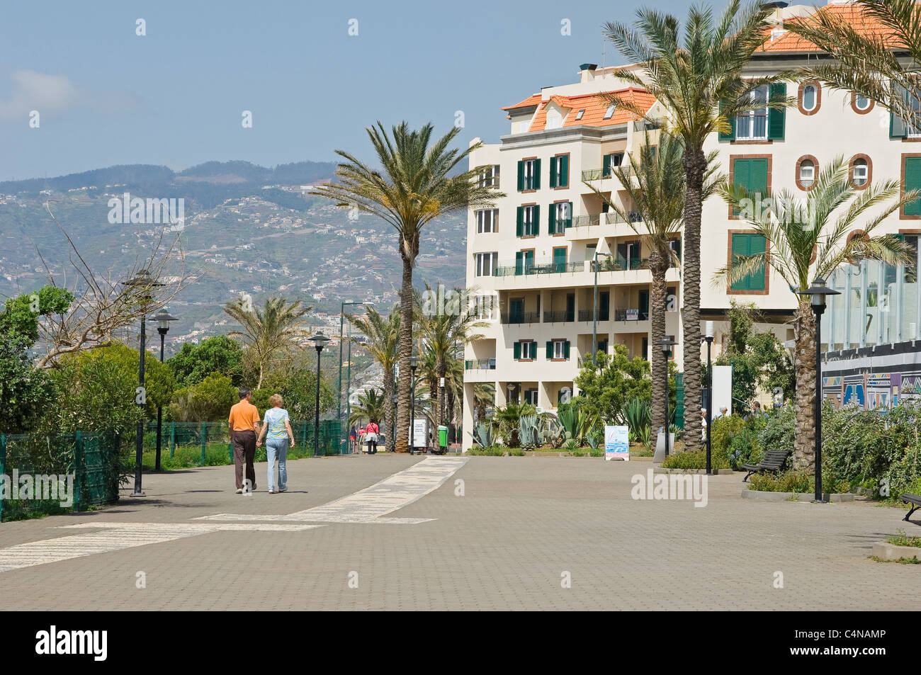 Besucher gehen entlang pfad besucher entlang der bahn -Fotos und ...