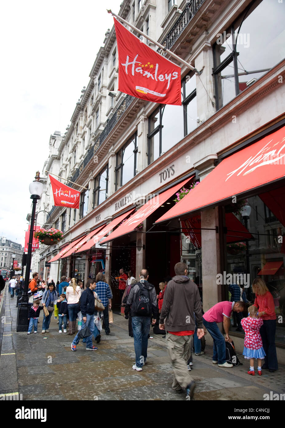 Hamleys toy store london -Fotos und -Bildmaterial in hoher Auflösung ...