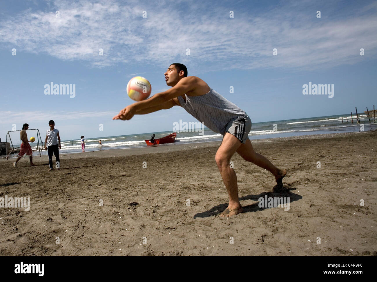 Gruppe von Freunden spielen Sie Volleyball am Strand am Kaspischen Meer ...