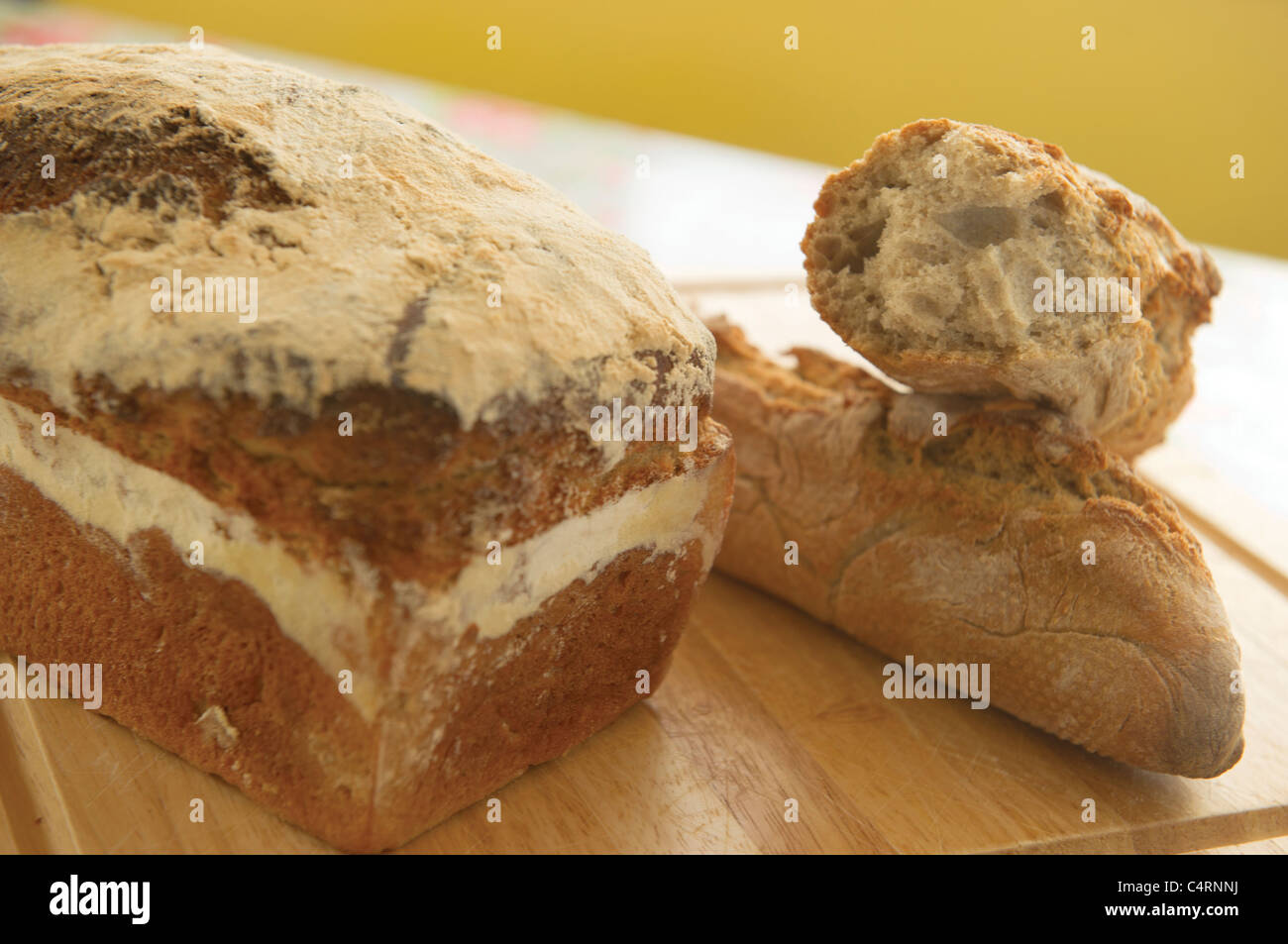 Gebackene frische Laib knuspriges Brot Stockfotografie - Alamy