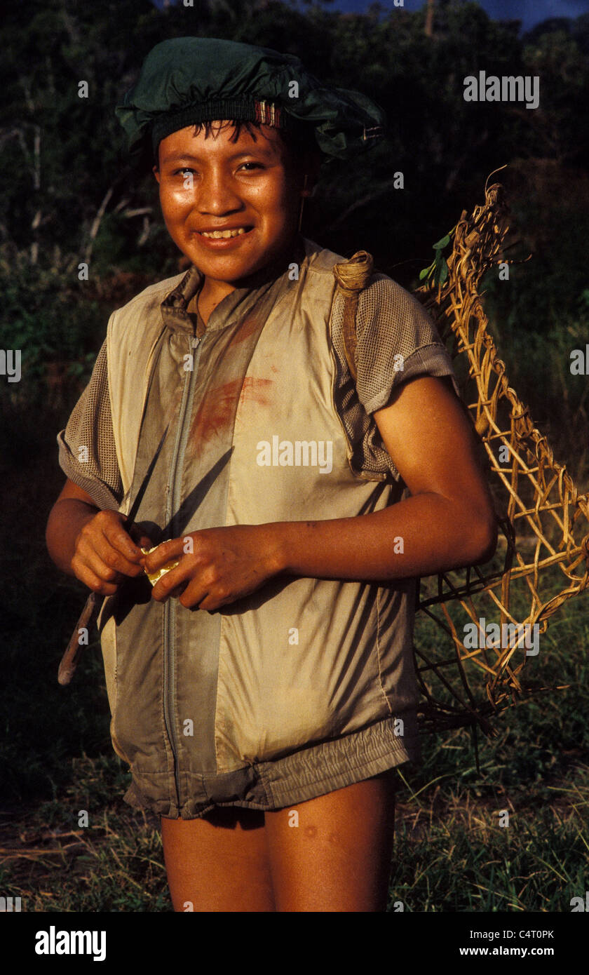 Akkulturierten Yanomami Indianer Kleidung erhielt von unabhängigen ...