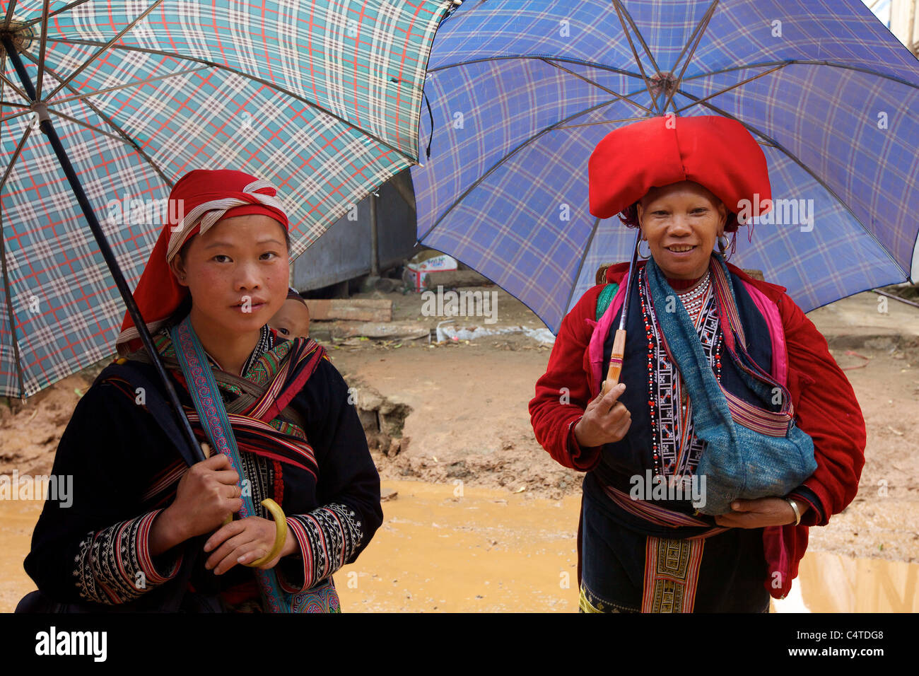 Roter dao kopfschmuck -Fotos und -Bildmaterial in hoher Auflösung – Alamy