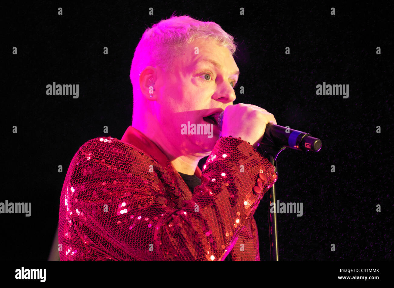 Andy Bell von Erasure Konzert Stockfotografie - Alamy