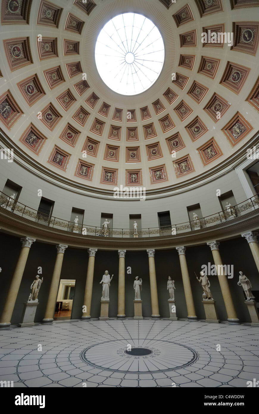 Rotunde im alten Museum, Skulpturen im Atrium des alten Museum auf der ...