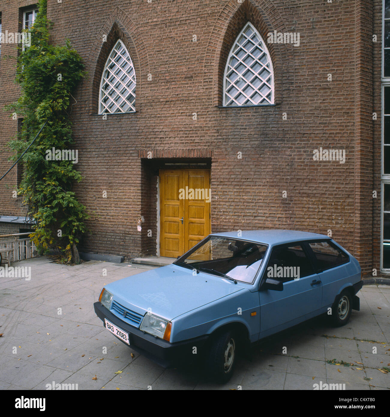 Russischen Lada Samara Auto parkte vor ein gemauertes Haus, Bulgarien ...