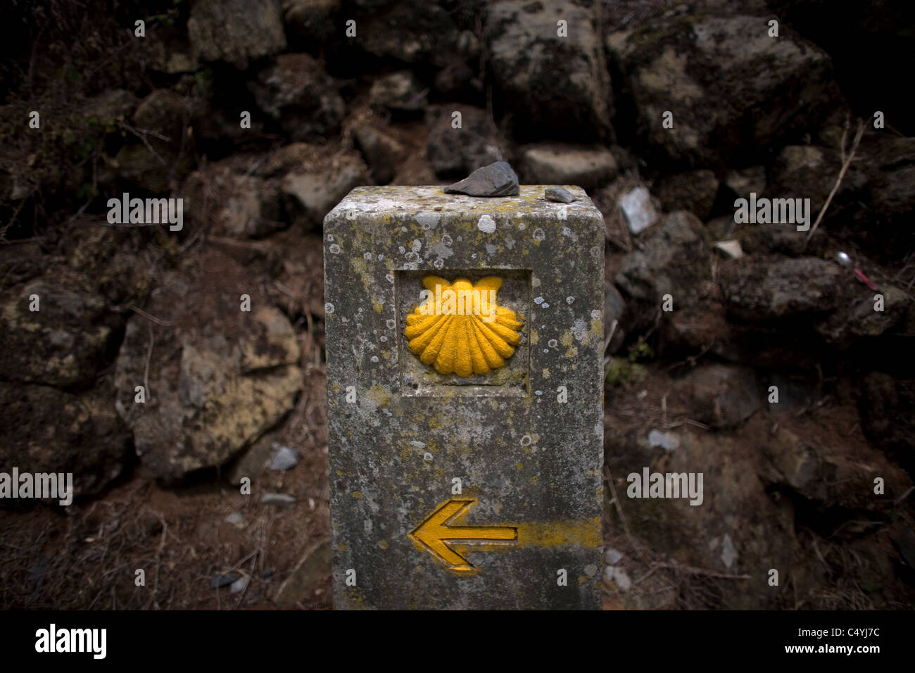 Steinpfeil zeigt nach links -Fotos und -Bildmaterial in hoher Auflösung ...