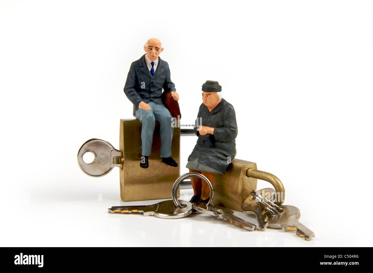 Miniatur-Figuren älteres Ehepaar sitzt auf Vorhängeschlösser ...
