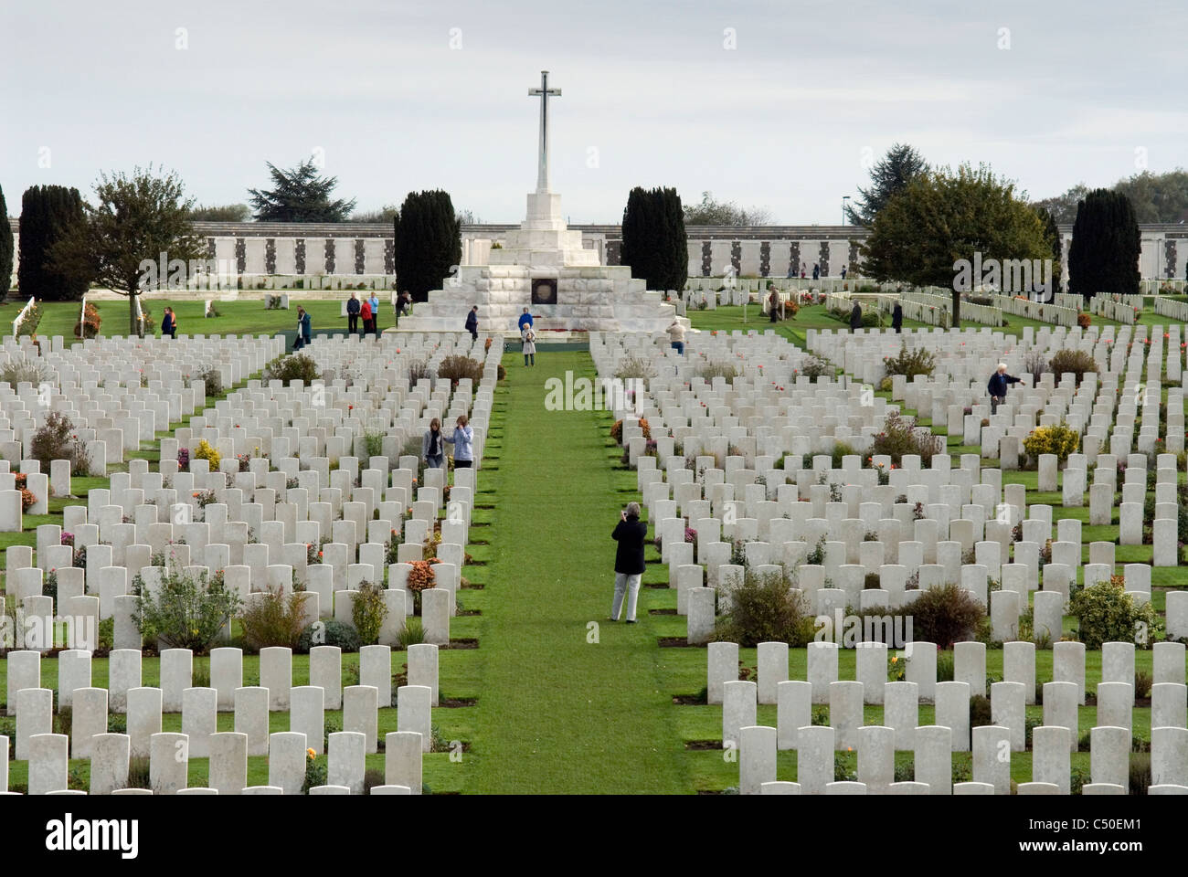 TYNE COT Friedhof, Ypern, IEPER in Belgien. DER GRÖßTE CWGC FRIEDHOF ...
