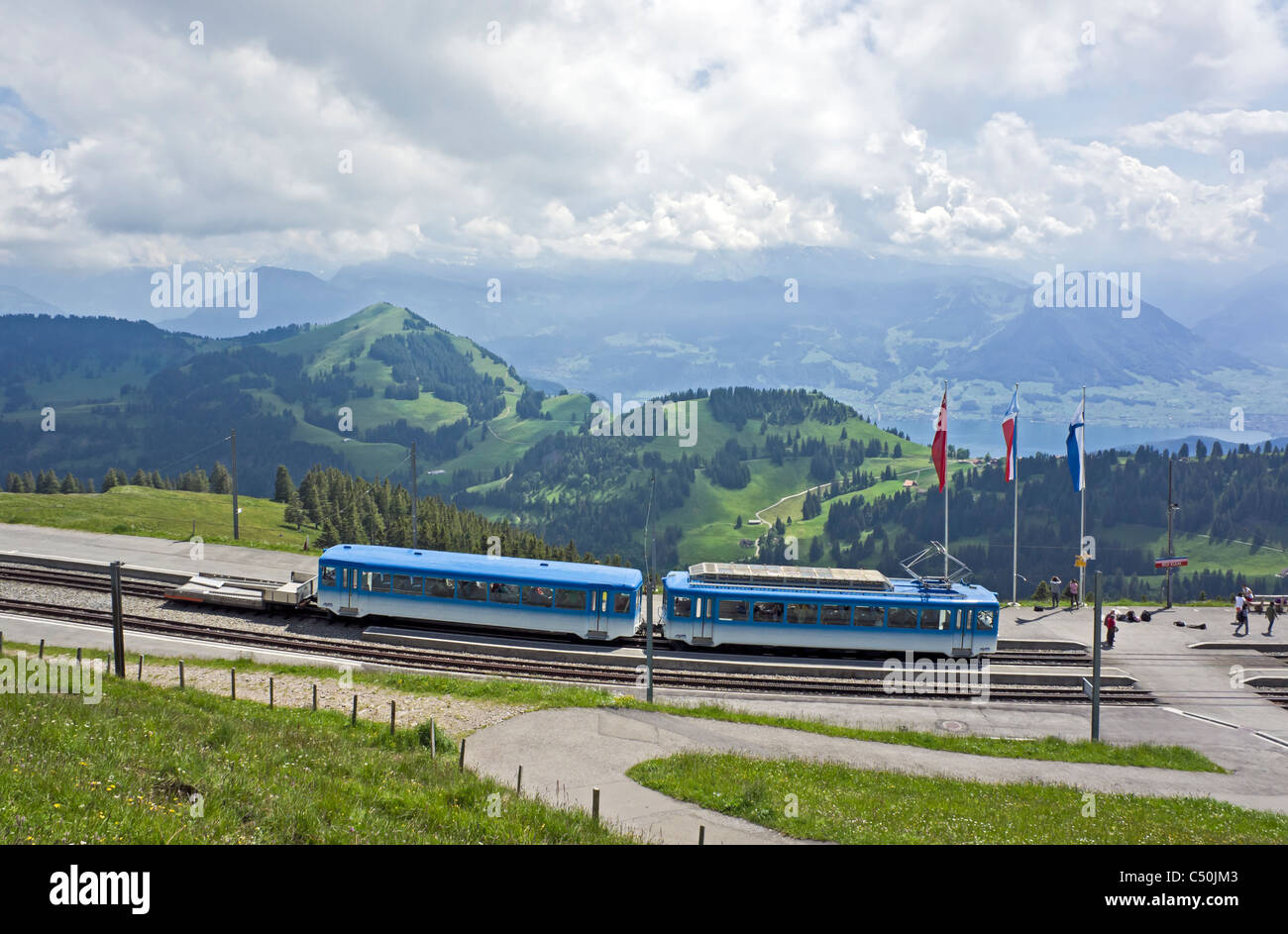 Die Rigi Kulm, Goldau blaue Zug nimmt Passagiere auf Rigi Kulm für die ...