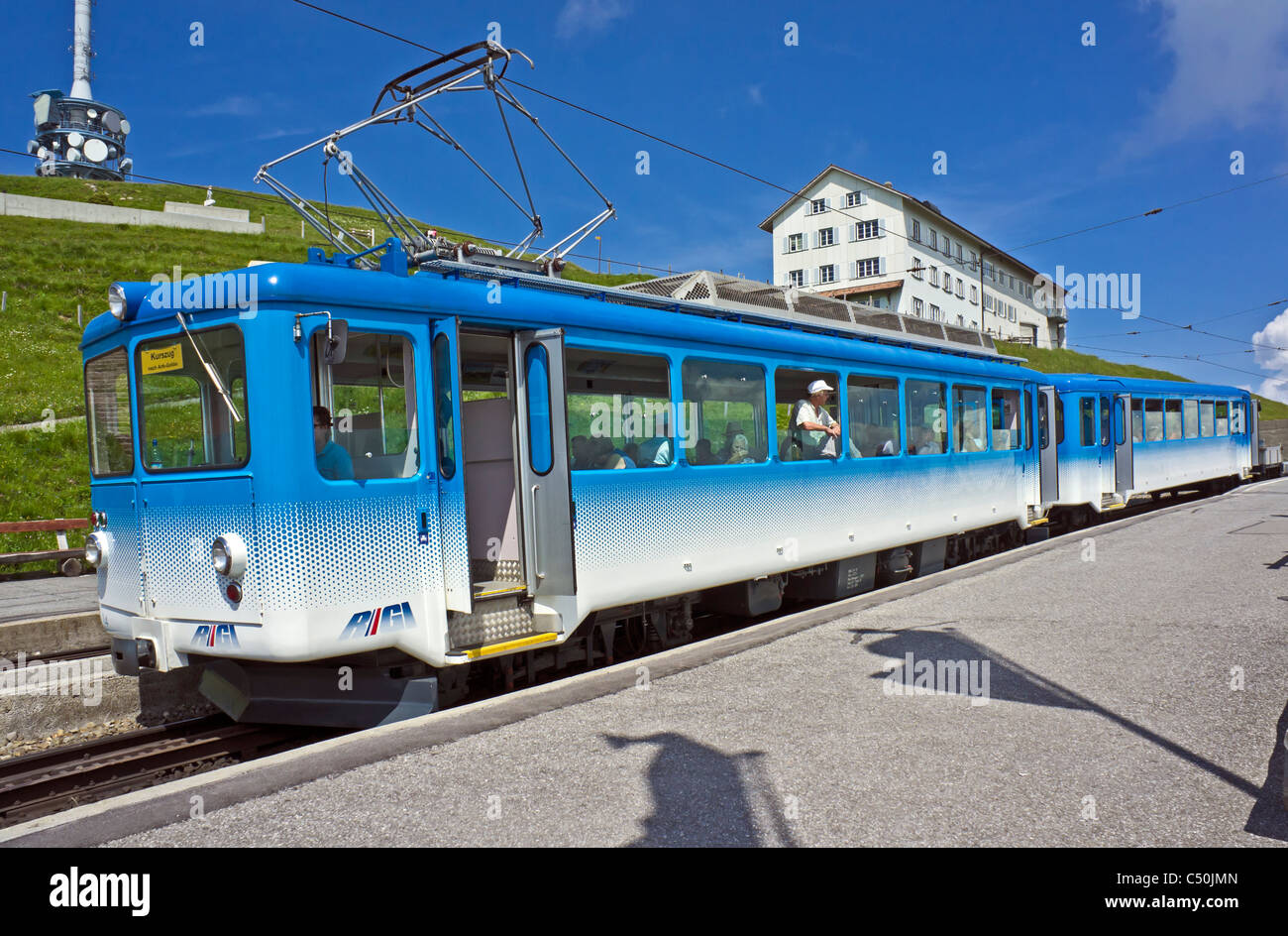 Die Rigi Kulm, Goldau blaue Zug nimmt Passagiere auf Rigi Kulm für die ... Die Rigi Kulm, Goldau blaue Zug nimmt Passagiere auf Rigi Kulm für die ...
