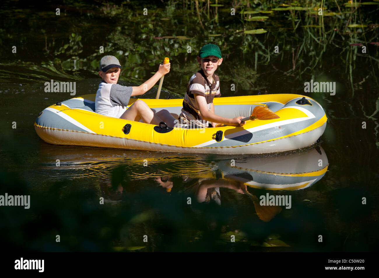 Zwei jungs in einem schlauchboot -Fotos und -Bildmaterial in hoher Auflösung – Alamy